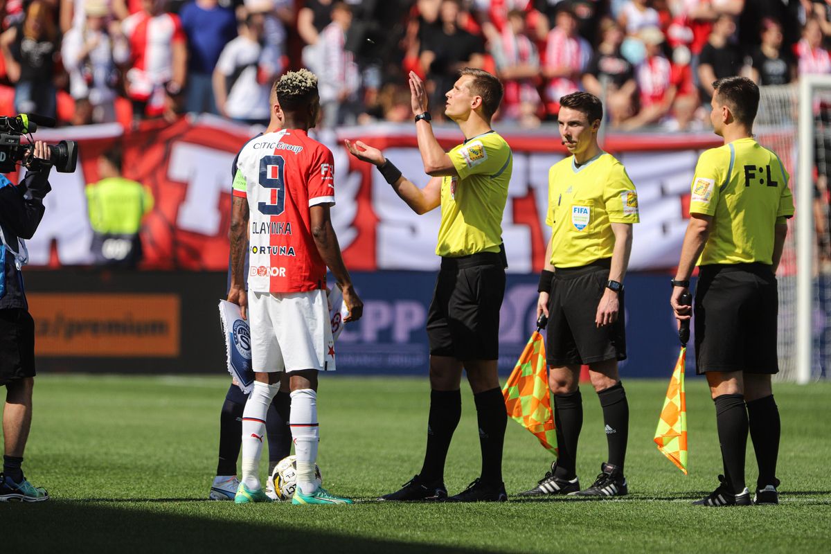 VAR aneb jak zbavit čárového rozhodčího zodpovědnosti - Seznam Médium