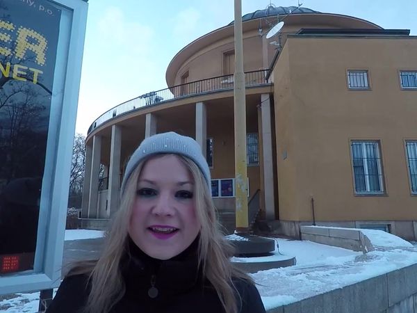 Neo v matrixu čeká na metro - Médium.cz