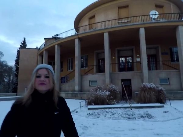 Neo v matrixu čeká na metro - Médium.cz