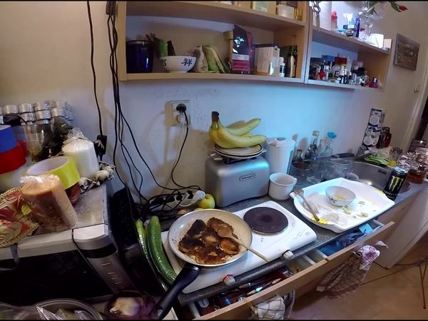 Neo v matrixu čeká na metro - Médium.cz