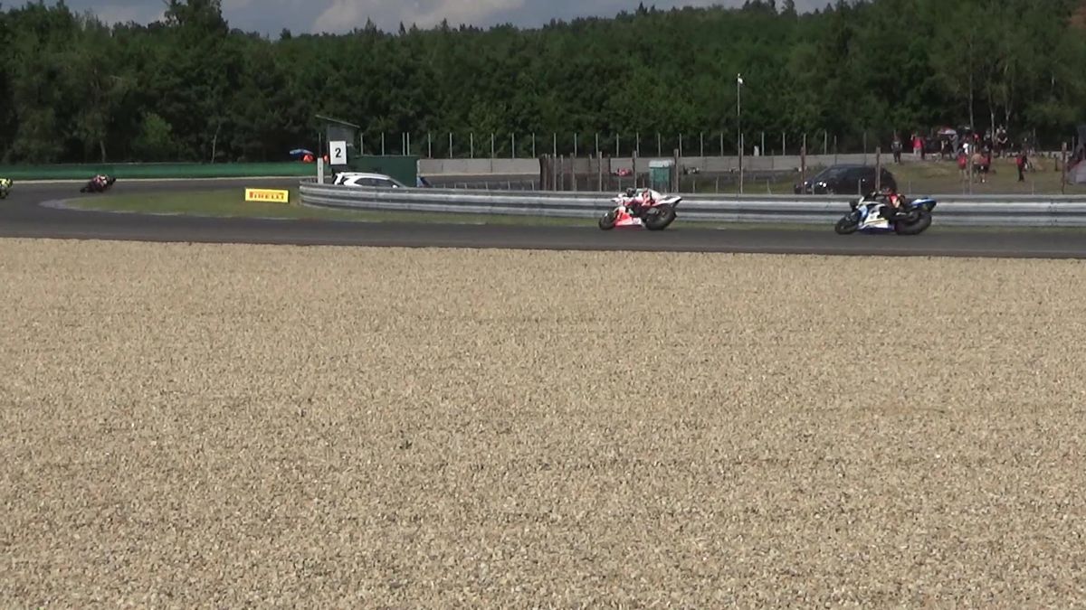 Závody moto na Autodromu Brno - po startu v první zatáčce atd. - Médium.cz