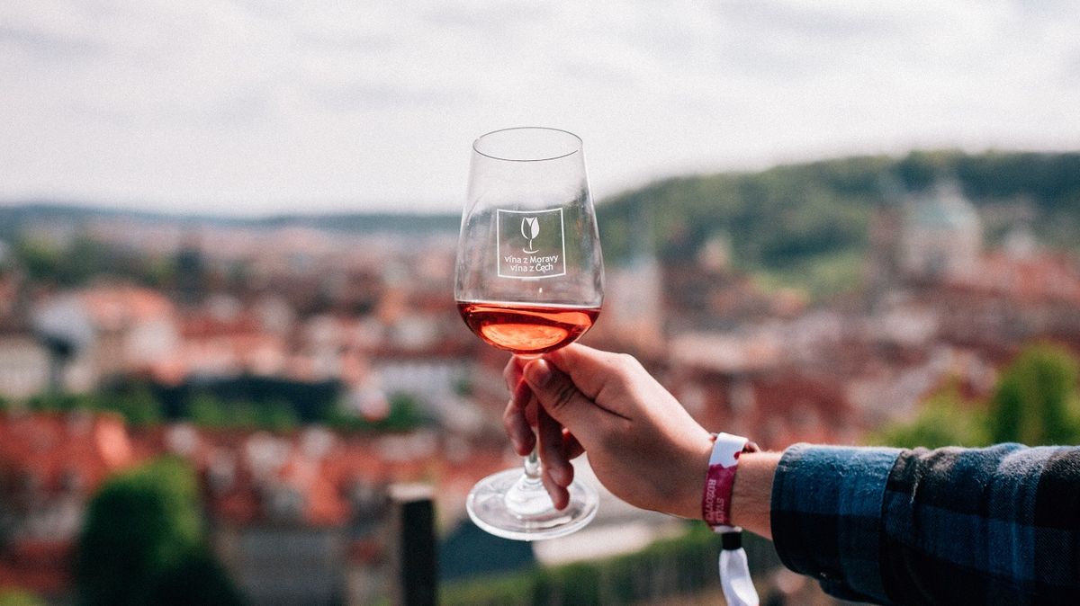 Přivítejte na Pražském hradě máj sklenkou růžového vína - Médium.cz