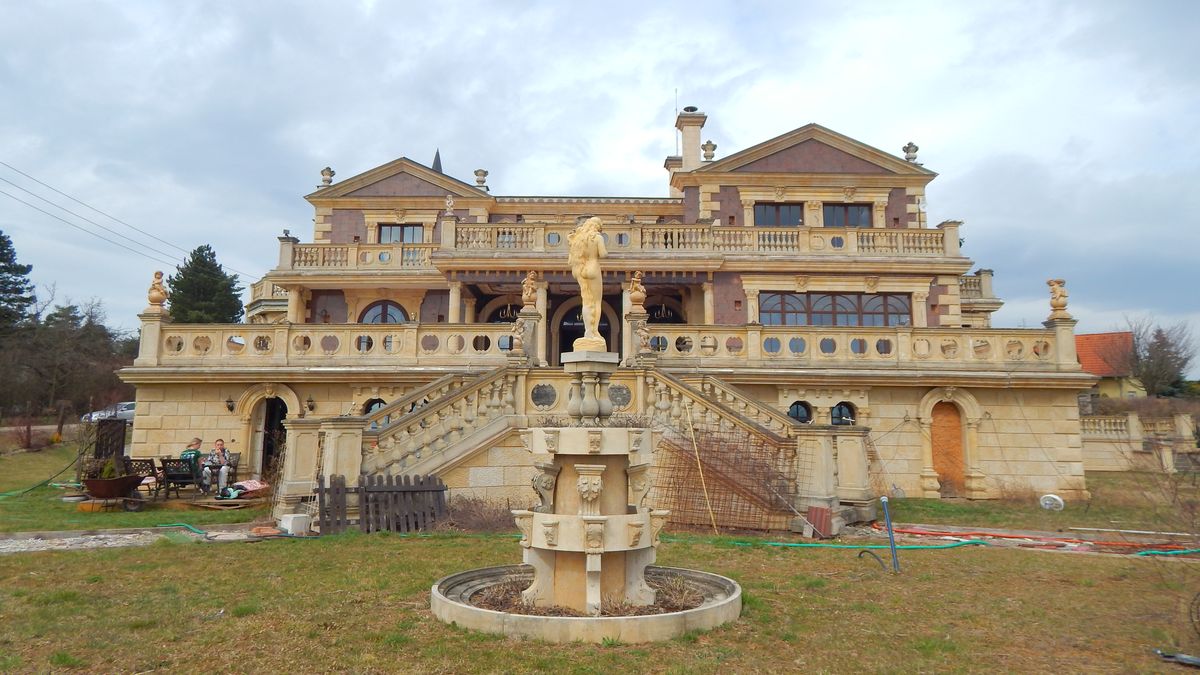 Dechberoucí podnikatelské baroko. Zlatý záchod a kachle Versace ...