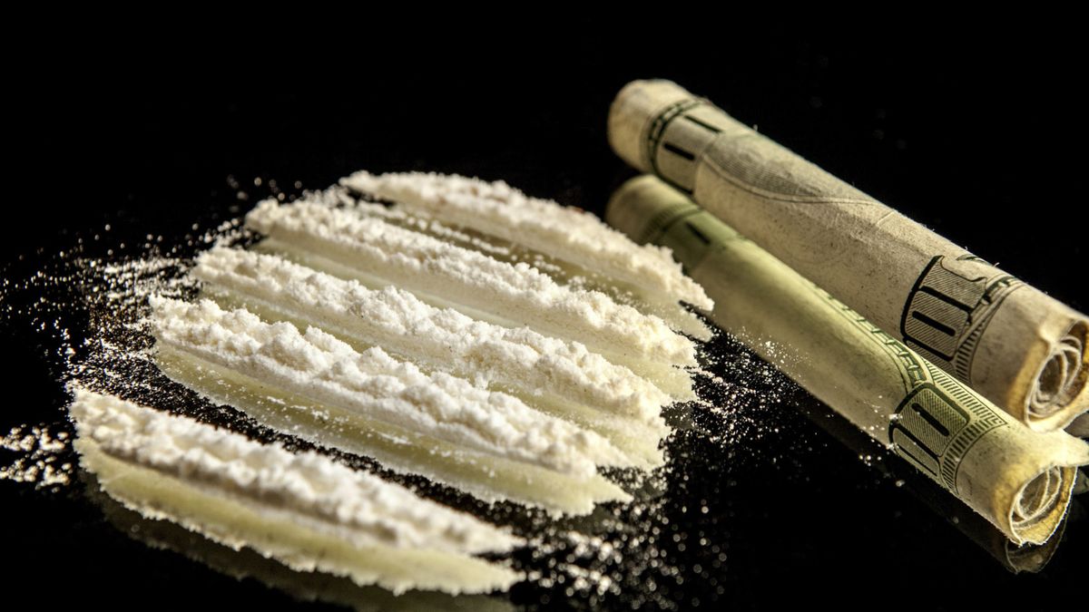 Drogy jako kokain či peníze - Médium.cz