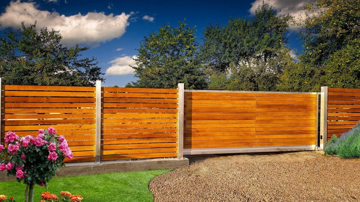 Moderní hliníkové ploty: Trendy, inspirace, design - Médium.cz