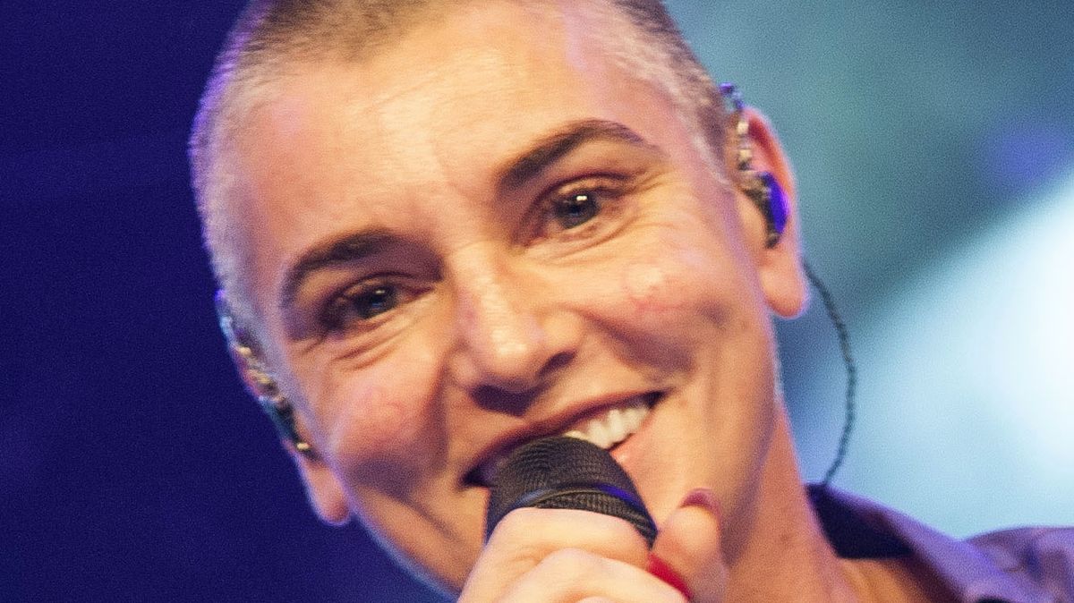 Život Sinéad O'Connor: Matka ji kopala do pohlaví, aby nemohla otěhotnět - Médium.cz