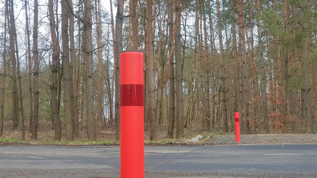 Červené a modré patníky? Řidiči z města vůbec neví, o co jde - Médium.cz