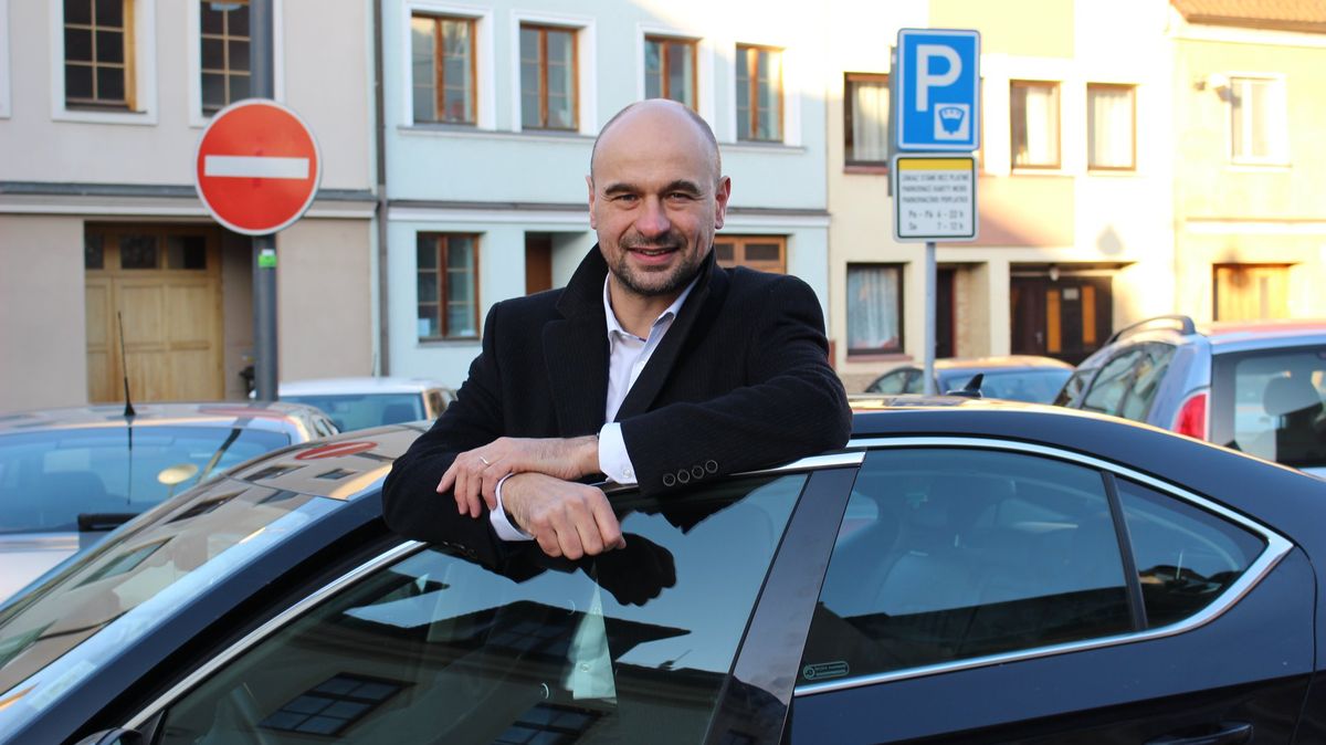 Skutečný populismus? Brát lidem a hrát divadlo do kamer - Médium.cz