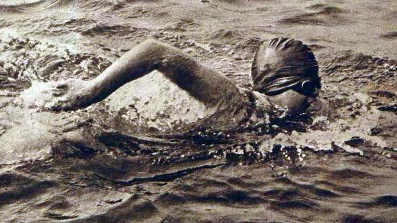 Trudy Ederle přeplavala jako první žena La Manche. Při pokusu ji ...