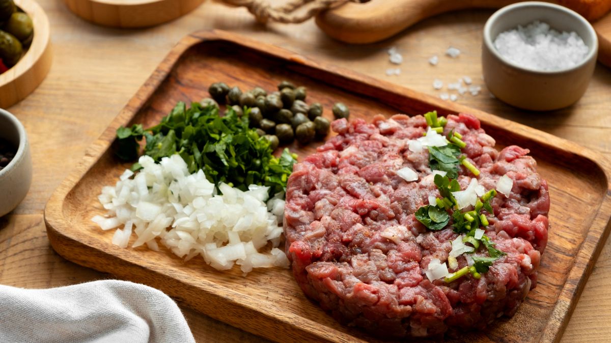 Syrové maso, pach cibule a česneku. Tak vypadalo romantické menu pro ...