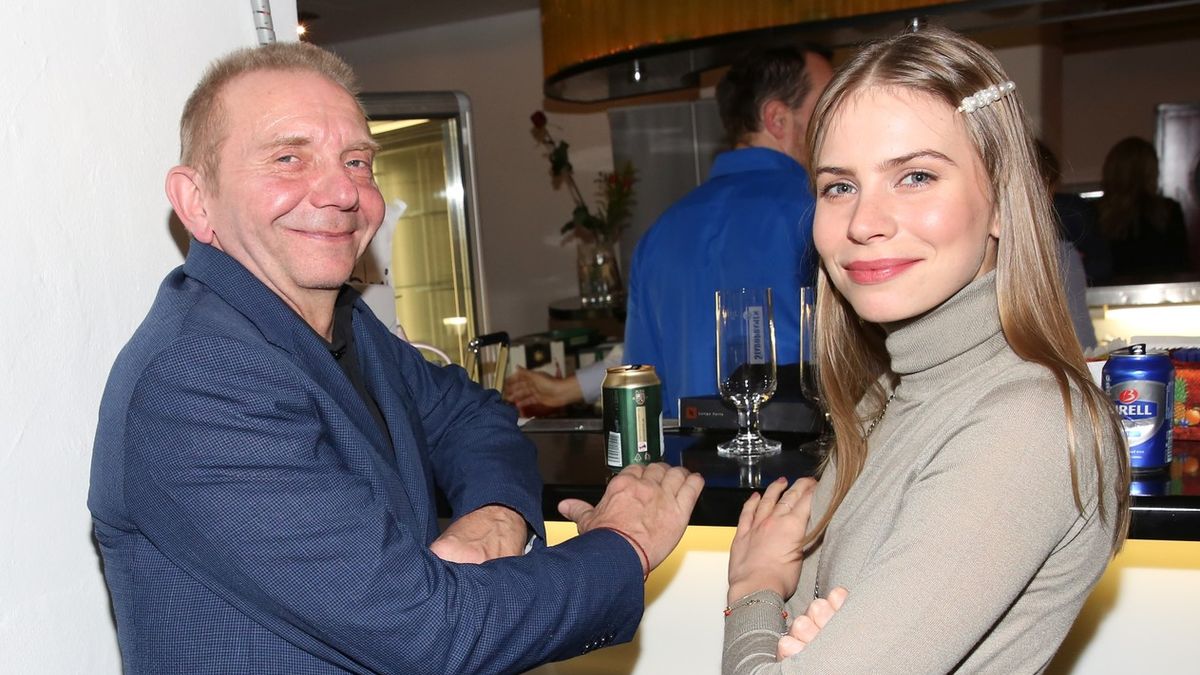 Miroslav Vladyka má nádherné dcery. Jeho mladší přítelkyně jim ale v kráse zdatně sekunduje ...