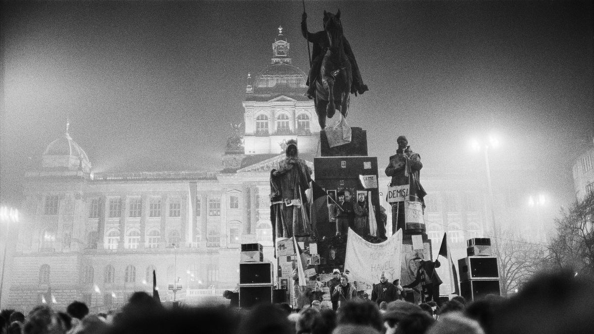 Sametová revoluce: Proč komunistický režim padl tak rychle? - Médium.cz