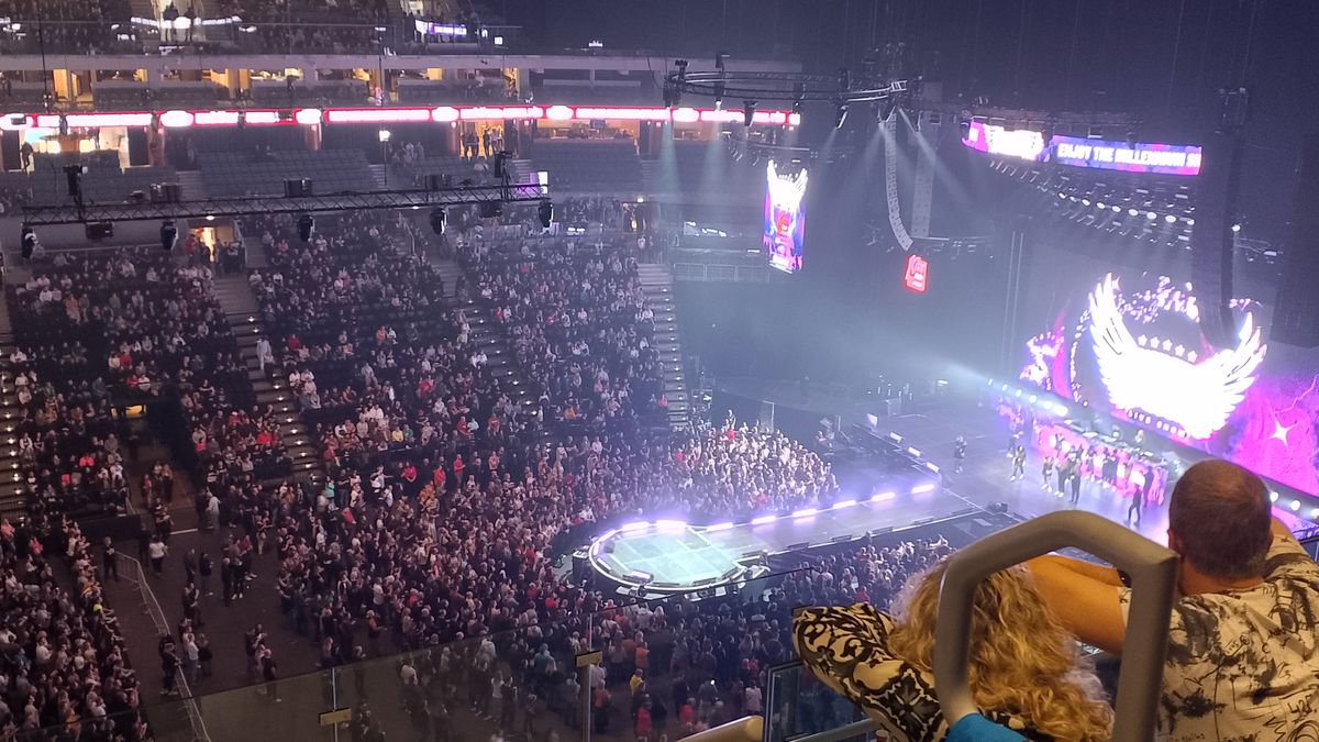 Češi si koncerty neumí užít. Na jevišti Millenium Explosion lesk a ...