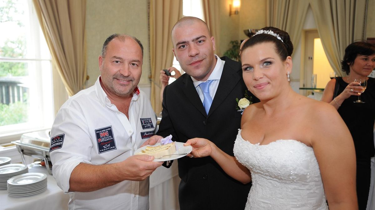 Syn Michala Davida vyrostl v sympaťáka. Petr vystudoval policejní ...