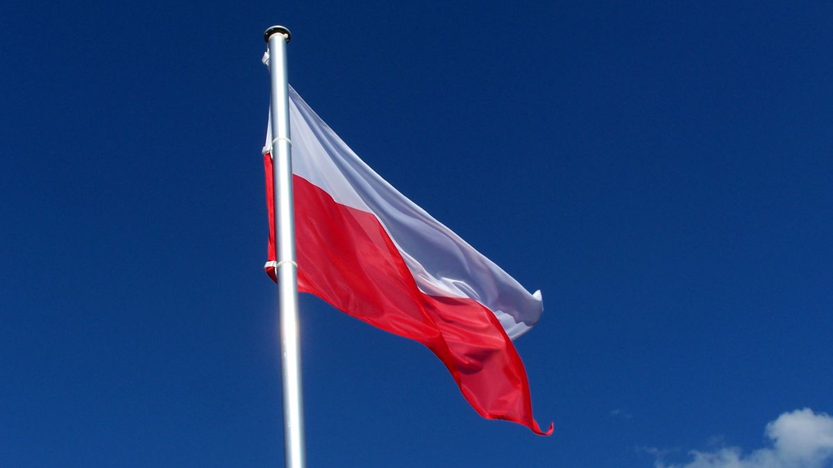 V Polsku se diskutuje o změně barvy vlajky. Prezident Duda má na stole ...