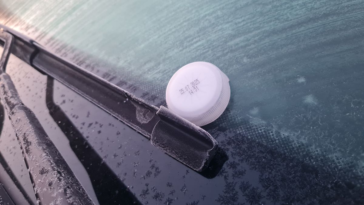 Nejlepší škrabka na led? Víčko od PET láhve nebo kelímek od kávy - Médium.cz