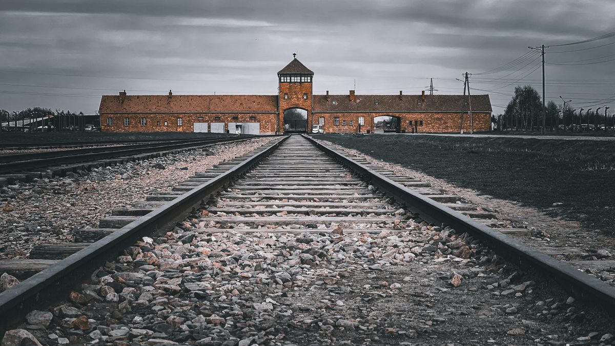 Brutální nacista z Auschwitzu podlehl židovské vězeňkyni: Jejich láska ...