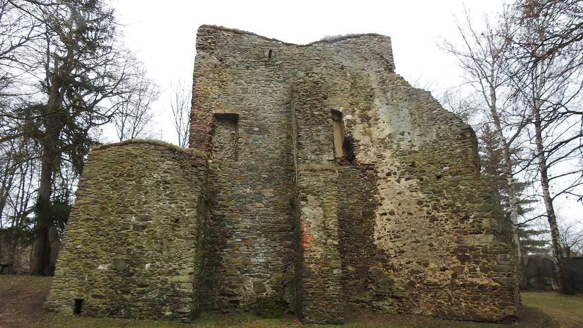 Gotická tvrz Svojšice prý skrývala velký poklad - Médium.cz