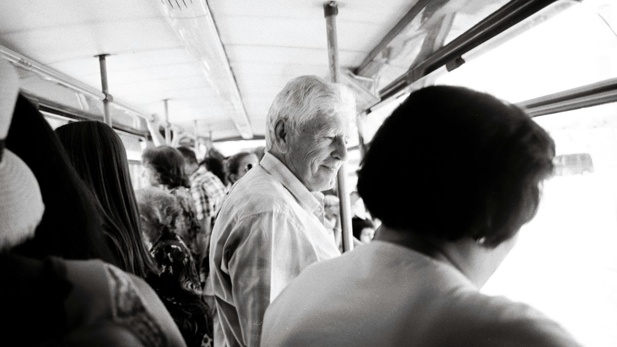 Platím si za MHD, nebudu pouštět sedat seniory, kteří jezdí zadarmo - Médium.cz