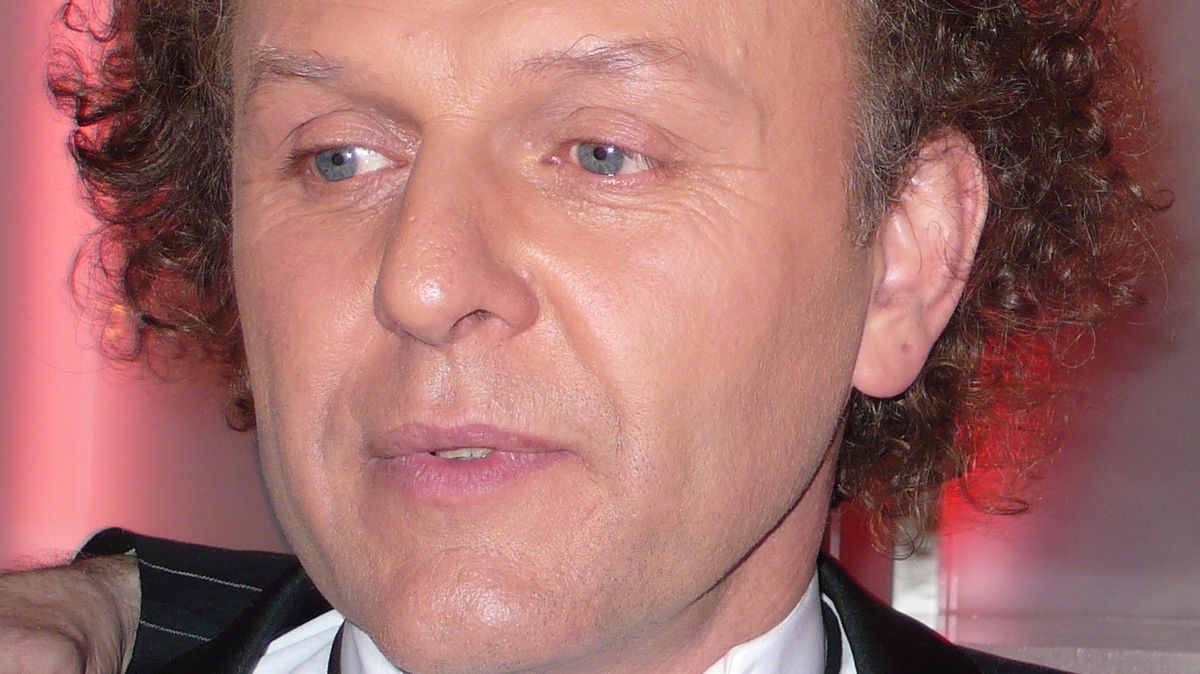 Jak bydlí alternativní Jaroslav Dušek? Přírodní hliněná rotunda, kterou postavil vlastníma ...