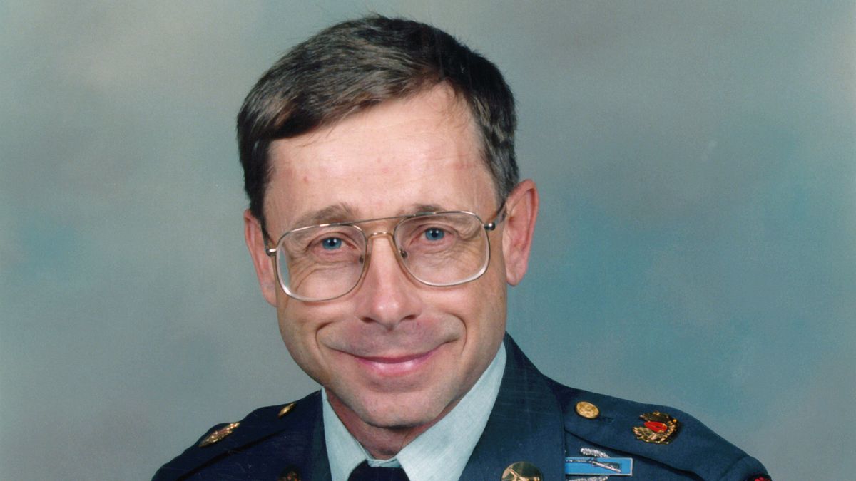 Mike Vining má andělskou tvář a pekelné dovednosti. Příběh ...