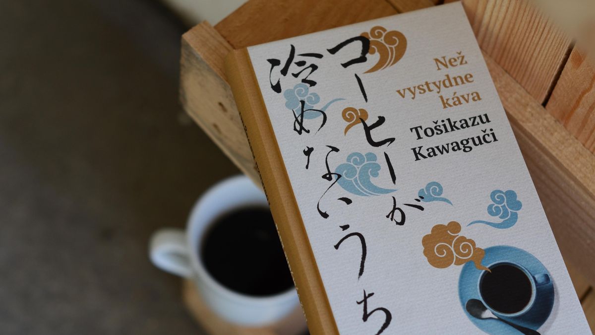 Než vystydne káva od Tošikazu Kawagučiho - Médium.cz