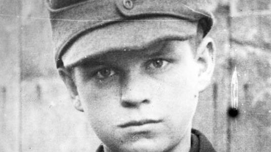 Dvanáctiletý hrdina Hitlerovy propagandy. Alfred Zech zachránil 12 ...