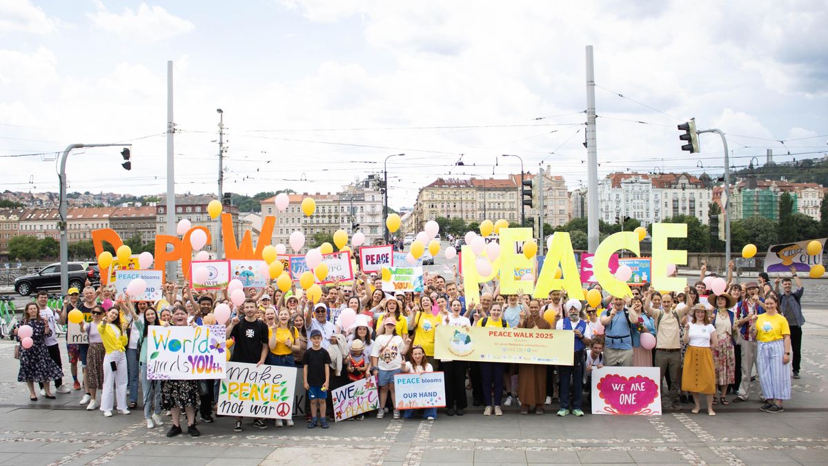 Mírový pochod rozsvítil ulice Prahy - Médium.cz