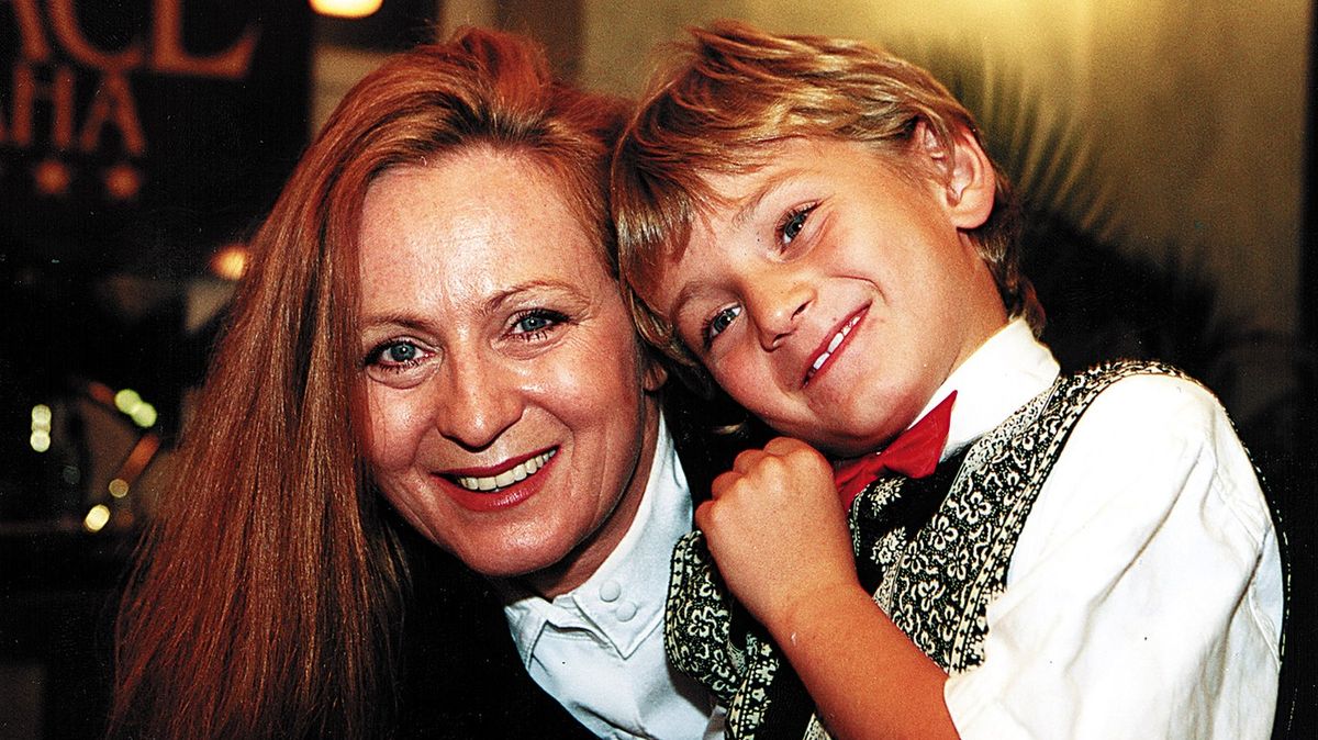 Simona Stašová má doma poklad. Mladší syn jako by vypadl z oka babičce Bohdalové - Médium.cz