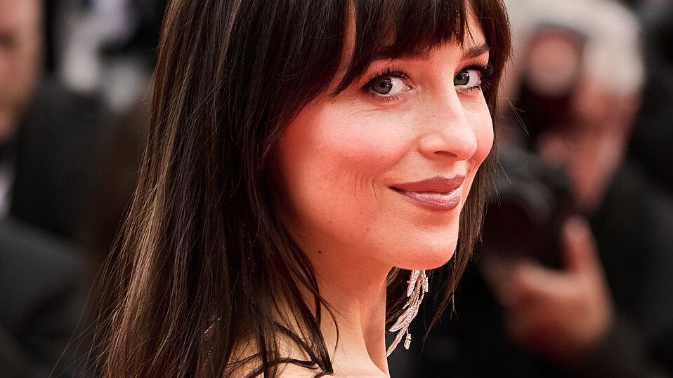 Dakota Johnsonová má po rozchodu. Štěstí proto hledá v práci a nové komedii Dokonalá shoda ...