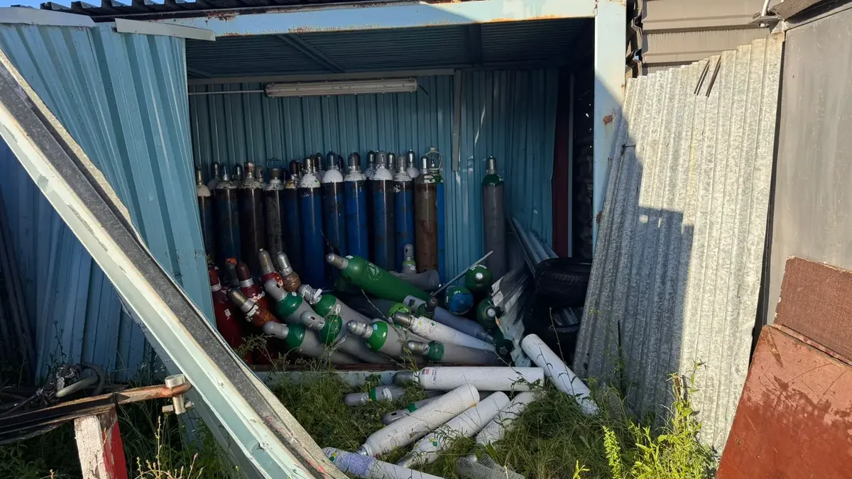 Exploze skladu v Praze 5: Policie odstraňuje nebezpečné lahve - Médium.cz