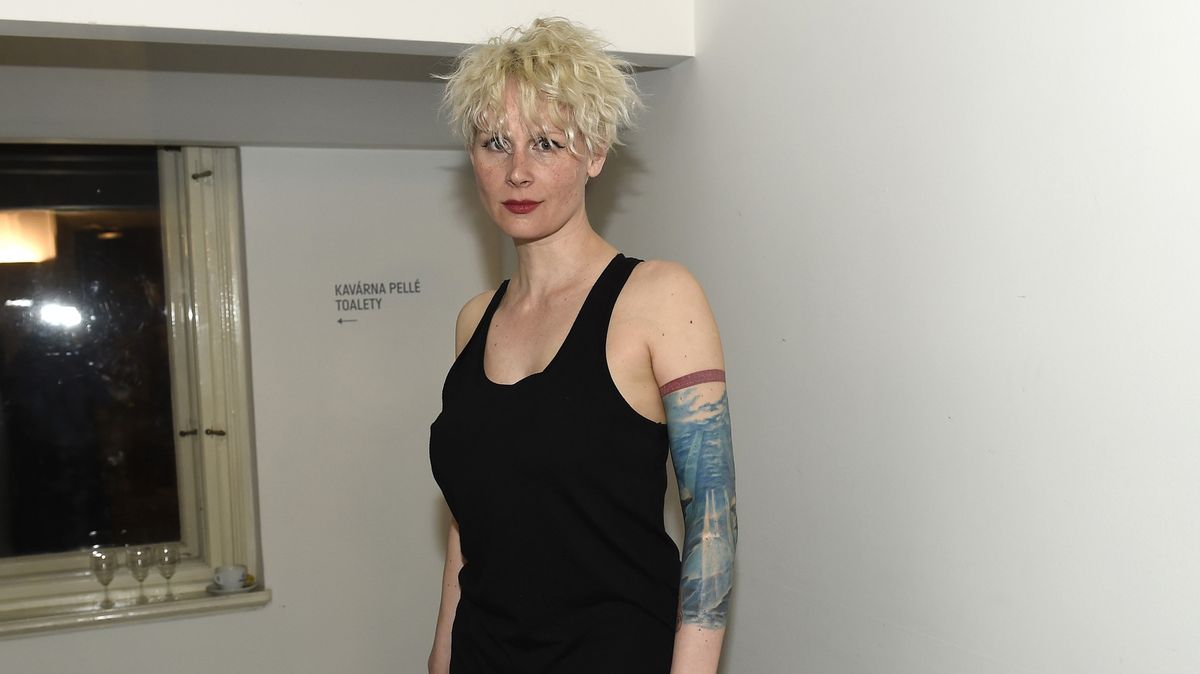 Představitelka Ingrid z Ulice se změnila k nepoznání. Jako krátkovlasá ...