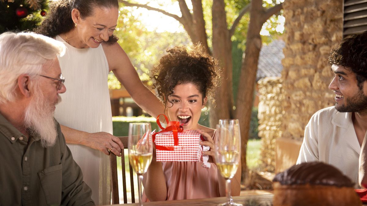 Tchánův dárek na rodinné oslavě všechny šokoval. Smáli jsme se i červenali zároveň - Médium.cz