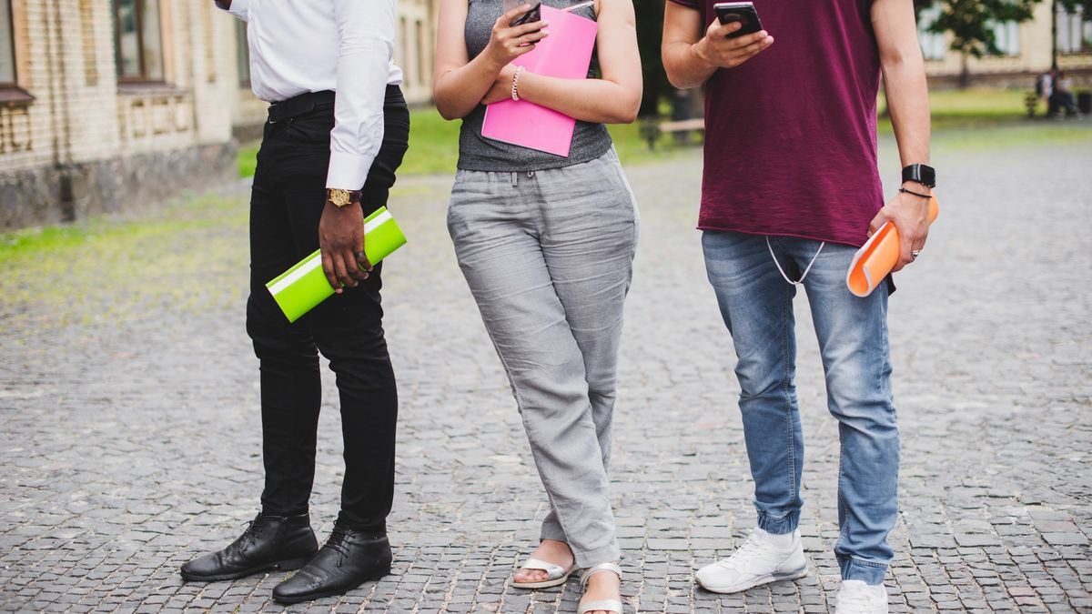 Generace v bitvě o slang: Gen Z vs. Gen X – kdo zvládl víc? - Médium.cz