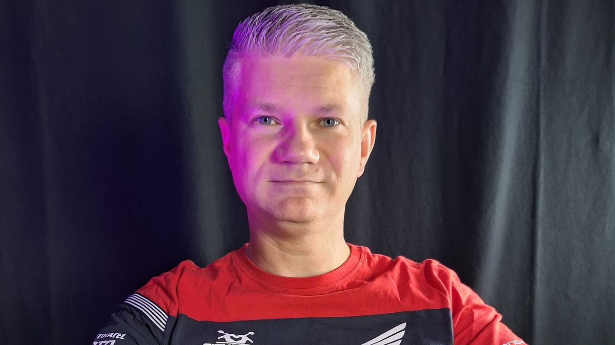 Sbalí se do miniaturního kufříku, sedne na městskou motorku a vyrazí do Afriky: Radim Teodor ...