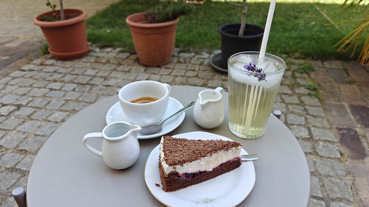 Valtice nejsou pouze městem vína. Najdete tu i kavárnu s vynikající ...