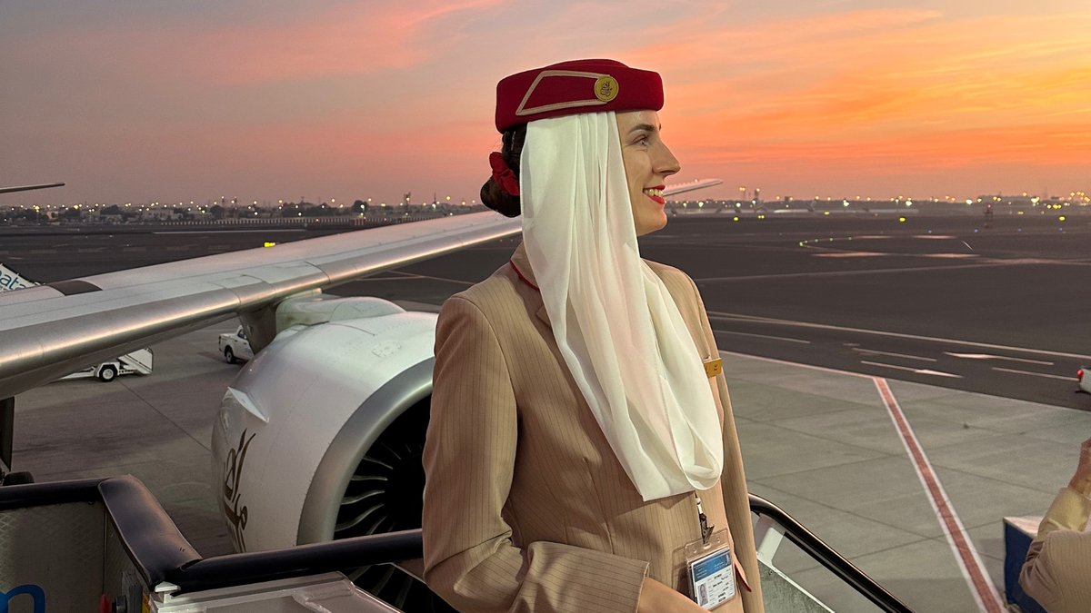 Odvrácená strana práce letušky (nejen) Emirates - Médium.cz