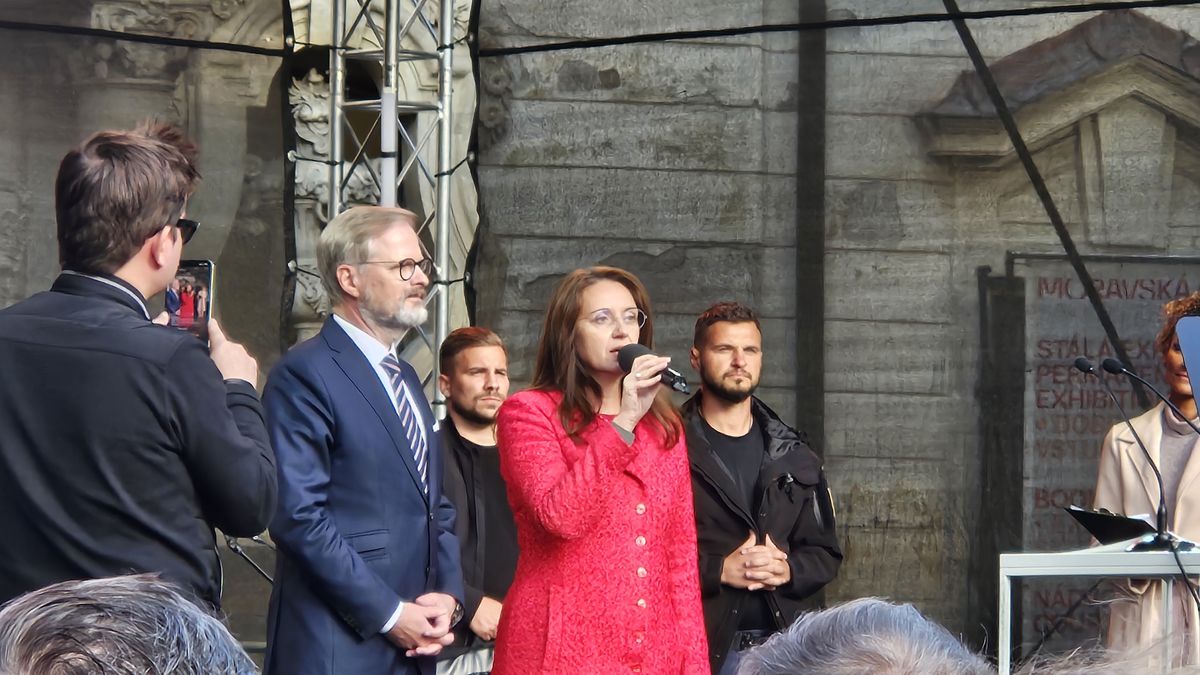 Dámy ovládly Moravské náměstí, potlesk zněl pro Áťovu ženu i malou Valentýnku - Médium.cz