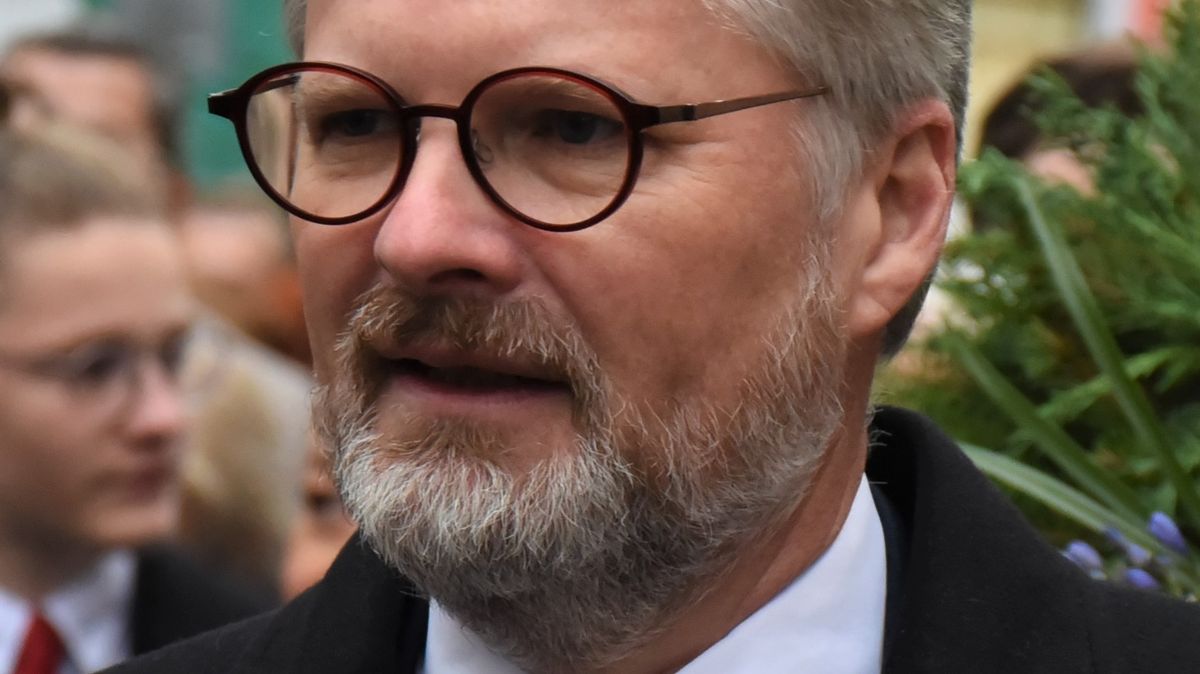 Nosil dlouhé vlasy a chtěl být mašinfírou. Nakonec se Petr Fiala raději stal premiérem - Médium.cz