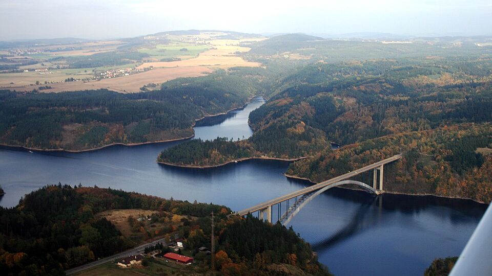 Ocelová duha nad Orlickou přehradou u Žďákova – chlouba našich mostařů - Médium.cz