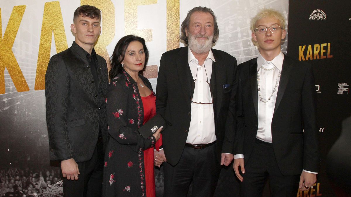 Syn Bolka Polívky je krasavec, je jako tátův klon. Krutě ho šikanovali, dnes září v seriálu na ...