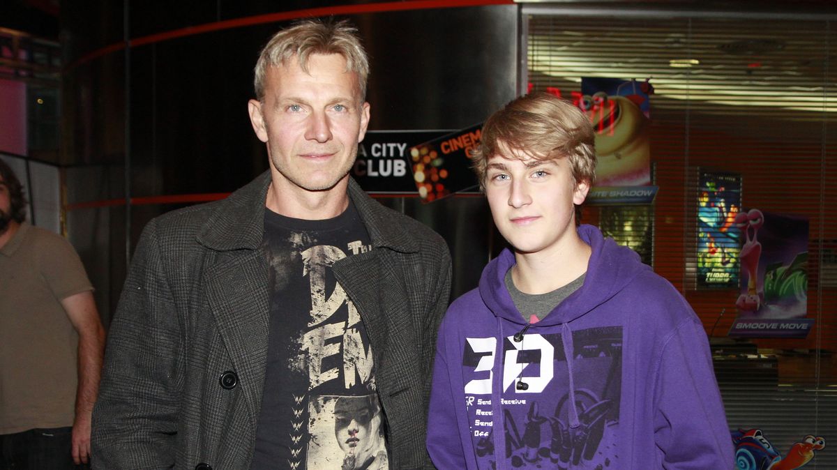 Syn Martina Maxy je elegán po tátovi. Ivan je mužem mnoha talentů - věnuje se hudbě, maluje a ...