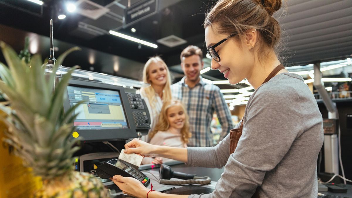 Prodavačka mi přibalila k nákupu čokoládu zdarma. Doma jsem zjistila, že to nebyl dárek - Médium.cz