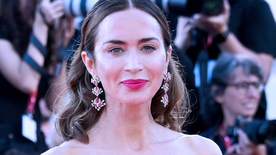 Emily a Nigel z Ďábel nosí Pradu jsou příbuzní, víte to? Stejně jako ...