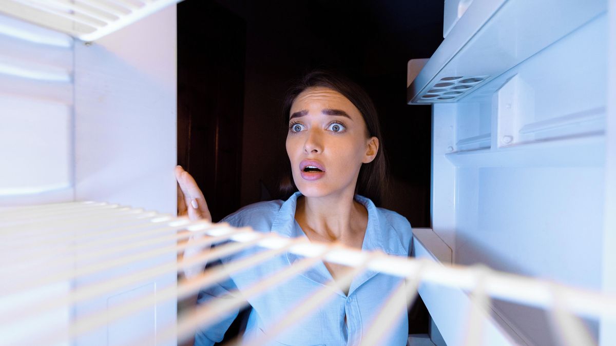 Syn mě pozval na večeři. Když jsem viděla, jak prázdnou má lednici, pochopila jsem, že něco tají ...