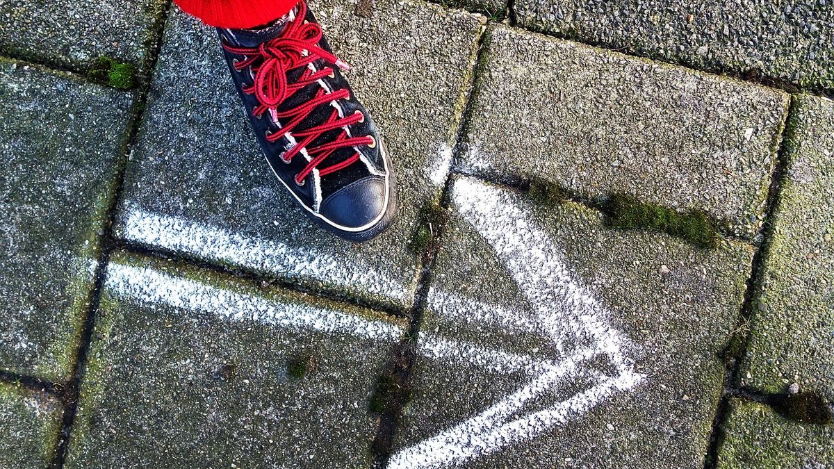 Slovenské chodníky aktuálně patří Ficovi aneb křídová revoluce - Médium.cz