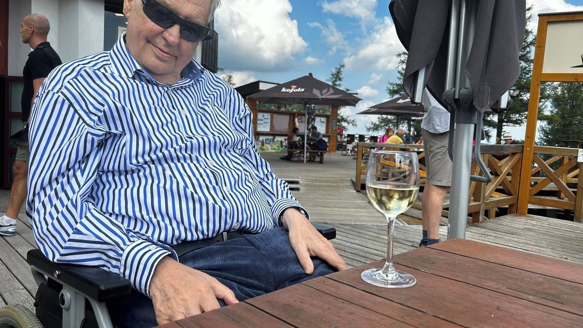 Podzim života si Miloš Zeman užívá jako král. Důchod má ale menší, než ...