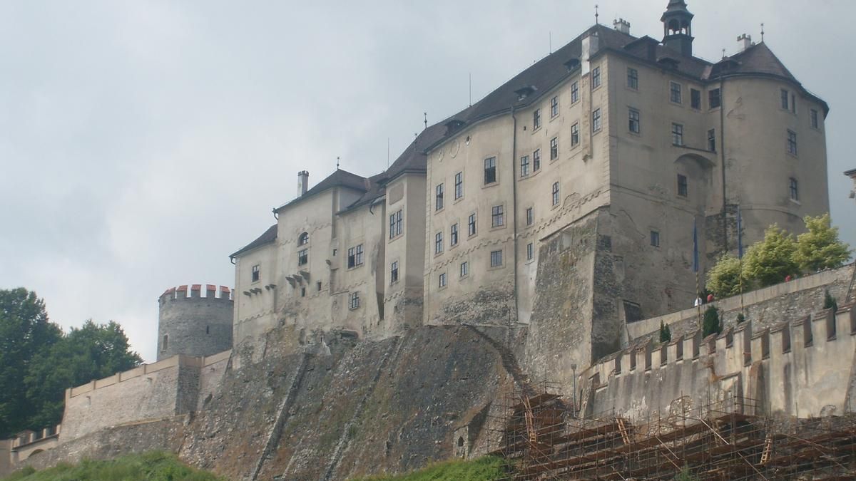 Hrad Český Šternberk. Poutavý příběh hvězdné pevnosti - Médium.cz