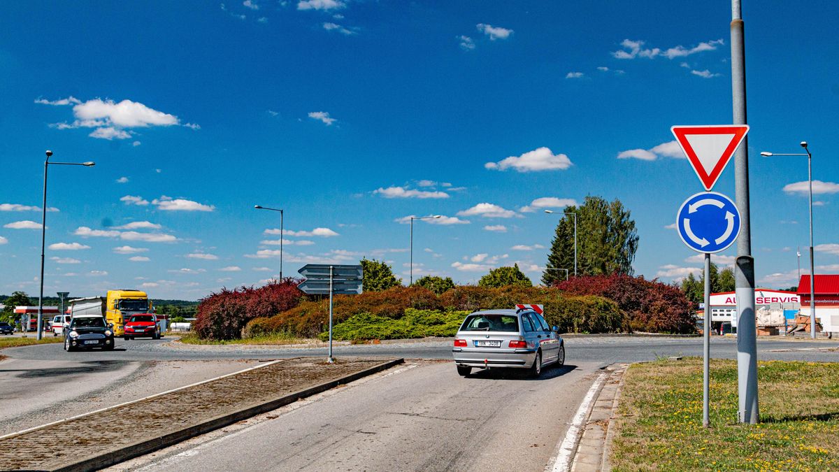 Před kruháčem jsem si zapnula blinkr. Řidič v BMW mi ukázal gesto, jaké ...