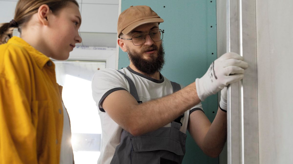 Přišel spravit dveře a odešel s mým číslem. Obyčejná oprava, neobyčejný ...